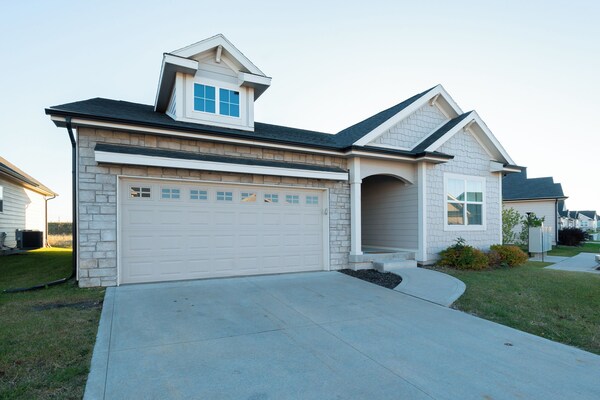The Rehoboth- Iowa -Entire Home, 4br- Deluxe & Elegant, Great Location Near I-35 - Ankeny, IA