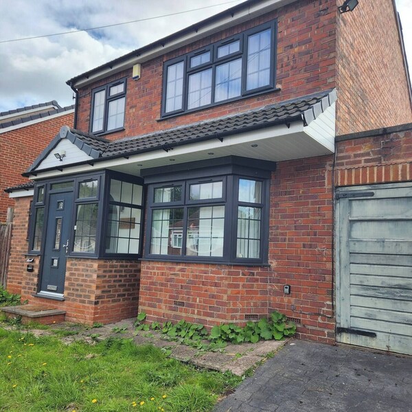 Cosy 4-br Near Jlr Wolverhampton & Transport Links\n - Wolverhampton
