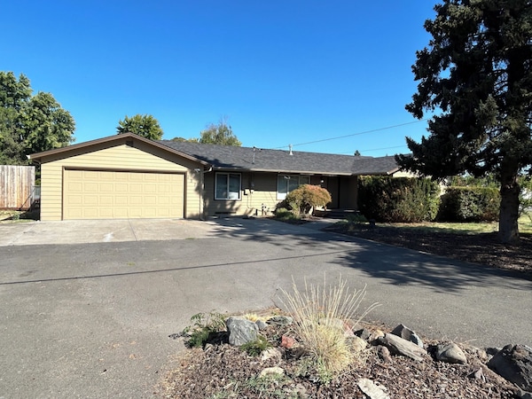 Pet & Family Friendly 3bd House, Central Location, Fenced Yard. - Medford, OR