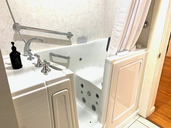 Bison Hall 7, No Cleaning Fee, Near Court Square - Harding University, Searcy