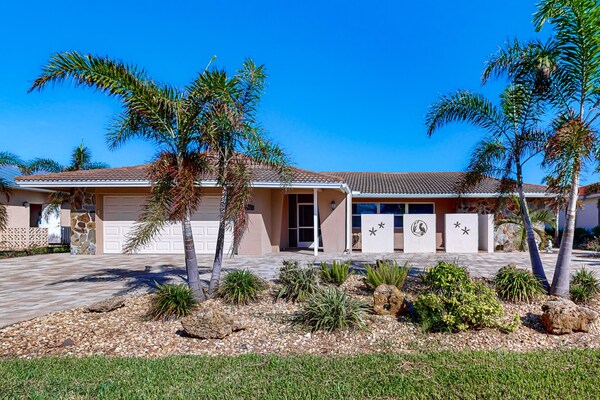 Canal Front Home With Private Pool, Internet, And Washer And Dryer. - Punta Gorda, FL