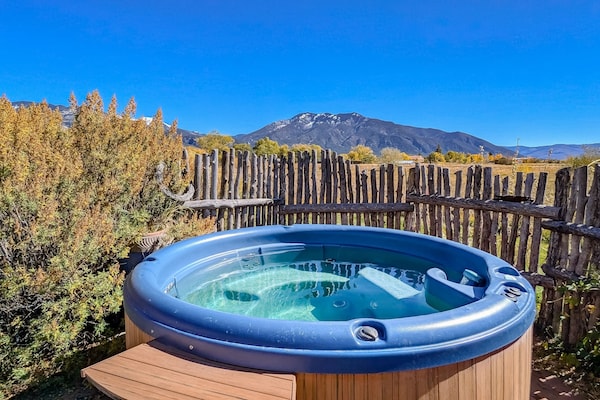 Gorgeous Adobe Home With Spacious Patio, Kivas, Hot Tub & Incredible Views - Taos, NM