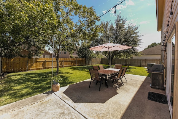 Big And Cozy 4 Bedrooms With A Gorgeous Backyard! - Georgetown, TX