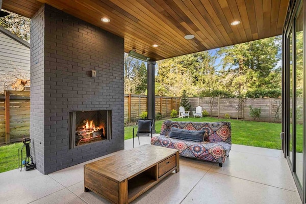 Magnificent Lake Oswego Luxury Estate, Incredible Indoor / Outdoor Living W/ Fireplace, Game Room - Sherwood, OR