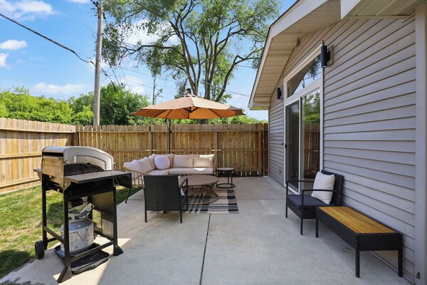 Grand Retreat/5 Bedrooms/game Room - Bartlett, IL