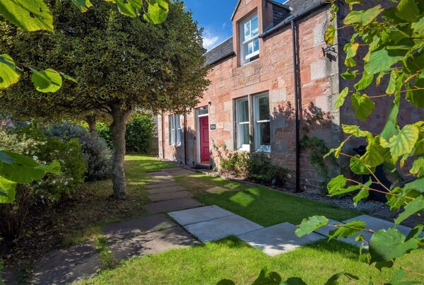 Ness On The Lane - City Centre Hot Tub Home - Inverness