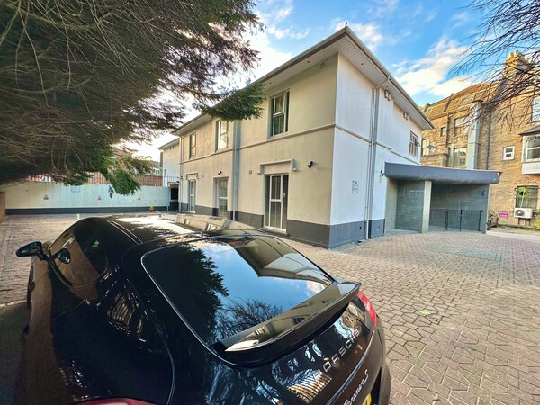 Two Bedroom Apartment - Heart Of Bournemouth - Free Parking - Sleeps 6 - Bournemouth