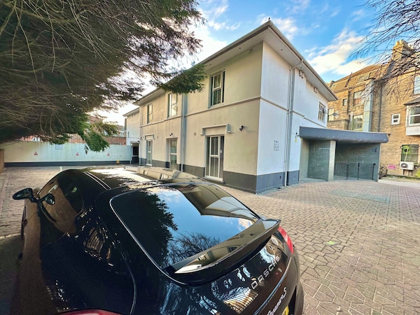 Two Bedroom Apartment - Heart Of Bournemouth - Free Parking - Sleeps 6 - Bournemouth