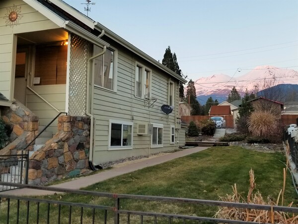 4 Homes In Downtown Mt. Shasta Sleeps 24!! - Mount Shasta, CA