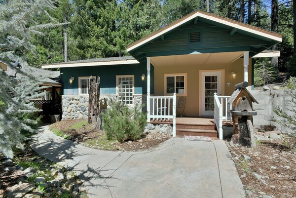 Shasta Cottage, A Romantic Get-away In Mt. Shasta. - Mount Shasta, CA