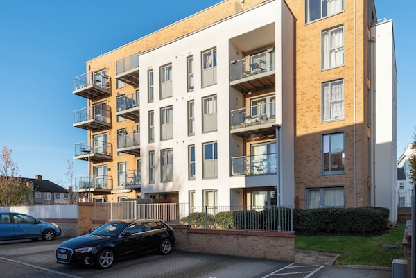 Lovely Modern One Bed Apartment Close To Airport - Londres