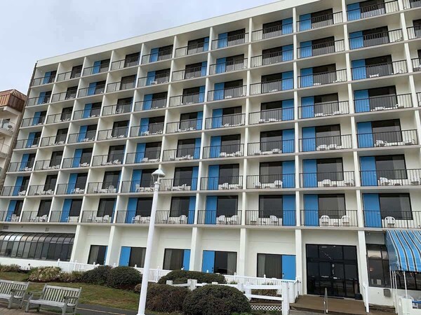 Oceanfront King Bed + Indoor Pool & Views - Virginia Beach, VA