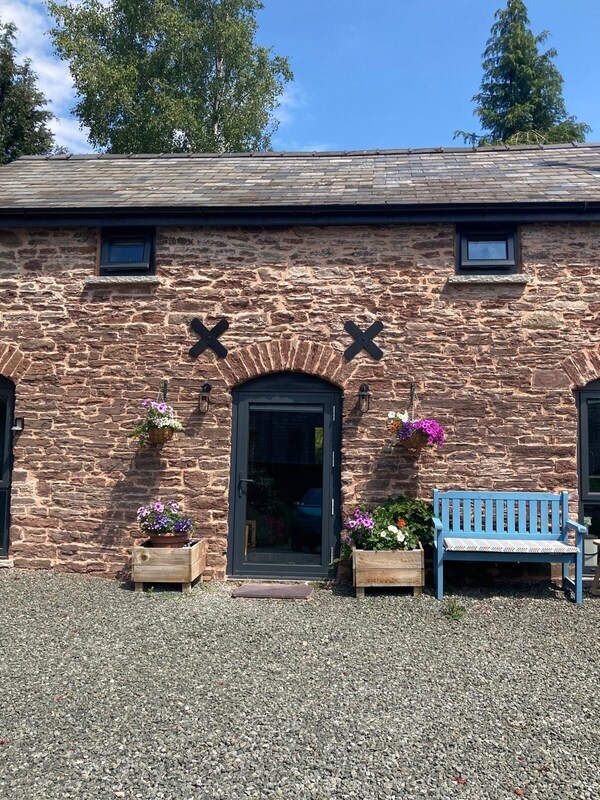 Cosy 2 Bed Barn In Bannau Brycheiniog National Park, With Outdoor Patio. - Llangorse Lake