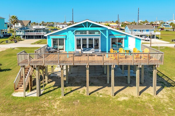 Beachfront, Pet Friendly, Deep Covered Deck & Vacay Ready! - Jamaica Beach, TX