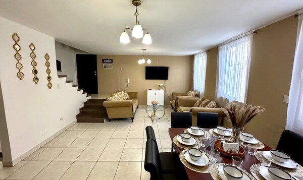 *Entire House/5 Rooms/6 Beds/2.5 Bathrooms/2 Garages - Guatemala City