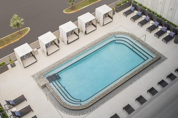 Minutes Away From Downtown Dadeland! With Pool Access And Free Parking! - Kendall, FL