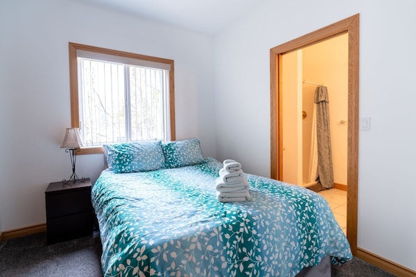 Breathtaking Views Of Skaha Lake & Mountains Our 6br/5.5ba With Hot Tub - Penticton