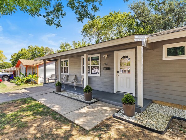 Charming & Centrally Located, Mins. From Dfw, 6 Flags & Att Stadium - Euless, TX