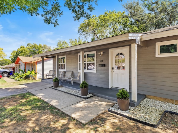 Charming & Centrally Located, Mins. From Dfw, 6 Flags & Att Stadium - Euless, TX