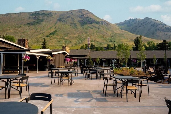 Stay Warm By The Fire Pit At Rustic Lodge W/ Spacious Rooms In Jackson Hole - Jackson, WY