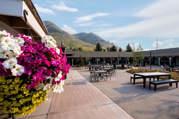 Enjoy All-season Pool & Live Music At Retro Wyoming Lodge Near Jackson Hole - Jackson, WY