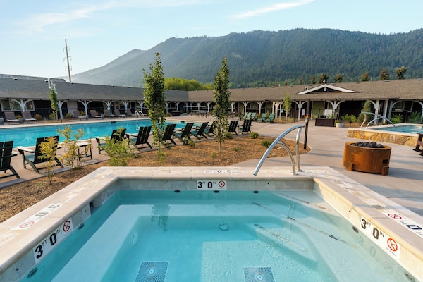 Cozy Lodge W/ Heated Pool Near Jackson Hole Downtown - 3 Units - Jackson, WY