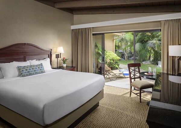 Garden View King, Bahia Resort Hotel, Private Beach, Heated Pool, Near Seaworld - San Diego