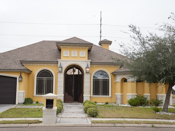 Luxury 3-bedroom Home With Modern Amenities & Stunning Views - Mission, TX