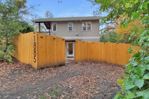Lux Uo Campus Hills Modern Tree House, 2 King Beds - Eugene, OR