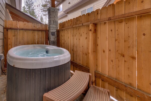 Hot Tub, Arcade, Ac, Grill, Walk To Heavenly/ Lake/ Casinos: Tahoe Woods Gem - Stateline, NV