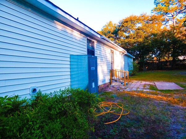 Charming 3-bedroom Ranch Style Home In Columbia With Plenty Of Space Inside,out - South Carolina