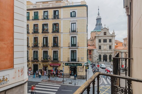 Premium Palacio 2br, Furnished W/ Washer & A/c, By Blueground - Madrid