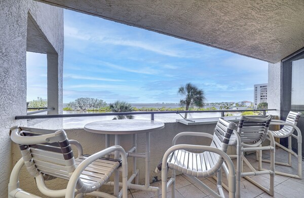 Scenic Balcony & Beach Access: Hudson Condo - Hudson, FL