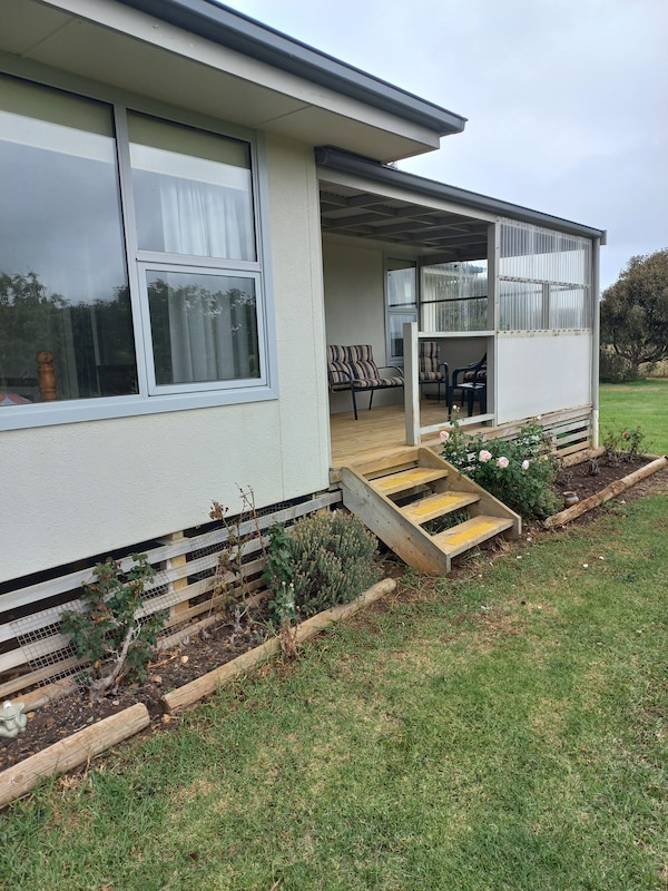 Shaw View Cottage,\nbeautiful  Cosy Cottage Central To Many Tourist Destinations - Victoria