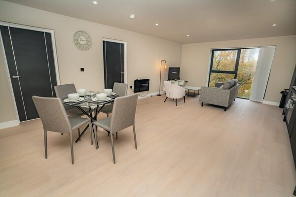 Bright & Contemporary 2 Bed Flat In Birmingham - Solihull
