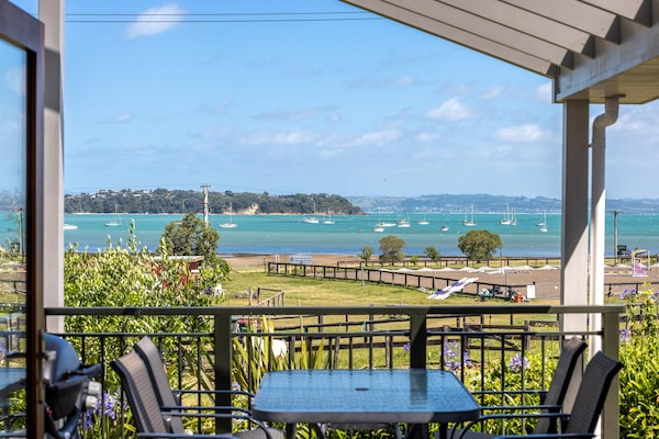 Tikirau Bay Views - Tikirau Bay Views Is A Wonderfully Appointed Family Holiday Home Right Next To The Beach In Oneroa. With Three Bedrooms (2 X Singles And 2 X Queens) And A Good Sized Family Bathroom, This Is The Perfect Location For A Family Group - Waiheke Island