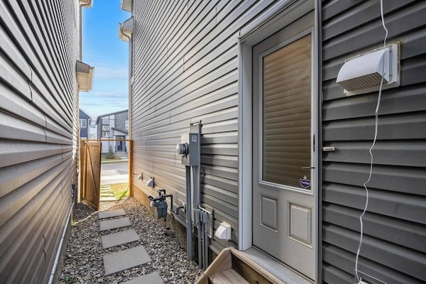 "The Cowboy" - Cozy Suite Near Airport- 1 Parking - Airdrie