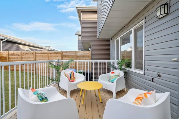 "The Green" - Mins To Airport- 1.5 Hour Banff - Airdrie