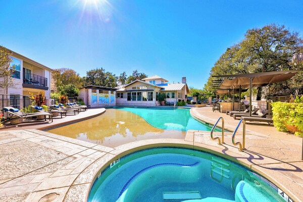 2 Bd 2 Ba Stylish Oasis! Minutes 2 Downtown With Pool, Hot Tub, & Free Parking! - Austin, TX
