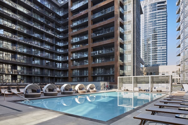 Luxury Lake Union Penthouse With Iconic Space Needle Views & Hot Tub Retreat - Bellevue
