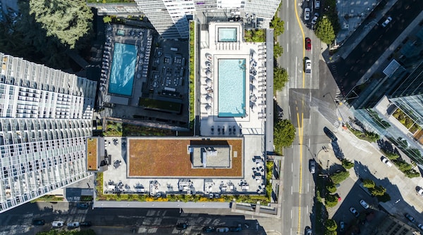 Seattle Luxury Suite: 2br W/ Full Kitchen, Balcony & Resort-style Amenities! - Seattle, WA