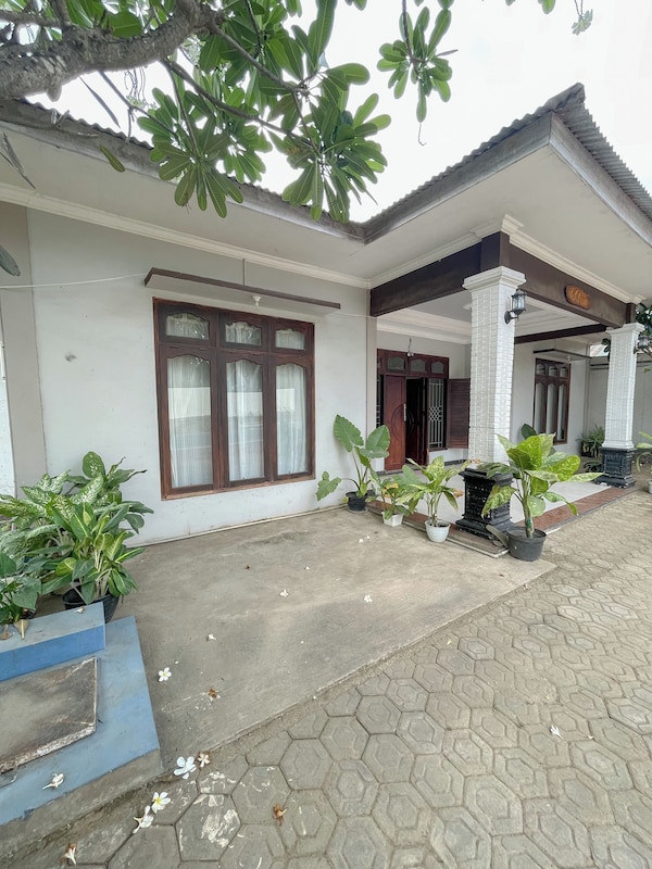 Dalvin: Room 1 - Green Serenity | Near Airport - Labuan Bajo
