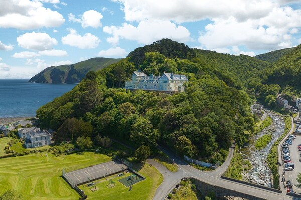Two Bedroom Pet Friendly Apartment, Sleeping 4 In Lynmouth, Boasting Sea Views. - Lynton
