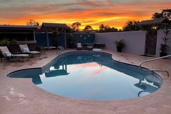 The "Chardonnay Resort" Luxury Home With Pool/spa - Royal Palm Beach, FL
