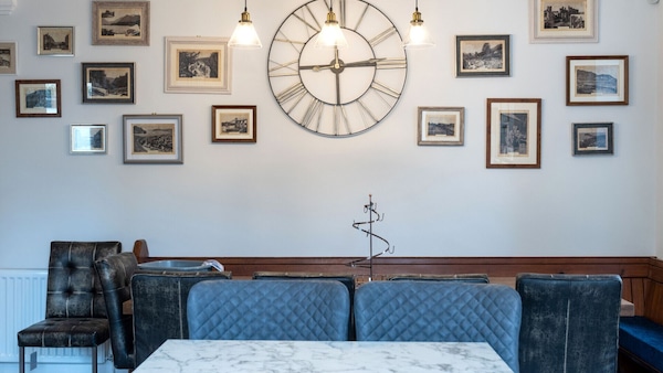 St Vincent House - Eight Bedroom Cottage, Sleeps 16 - Llandudno