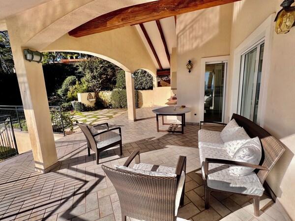 Villa En Location Au Cap D'antibes Avec Vue Mer Panoramique - Plage d'Antibes