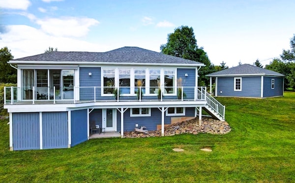 Lakefront Home On Washademoak Lake With Dock And 255 Ft Of Water Frontage. - New Brunswick