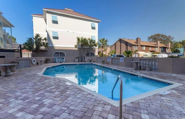 Stylish, Spacious, 2bd/2ba, Myrtle Beach, Wifi, Pool, 4 Min. Beach Walk - Myrtle Beach, SC