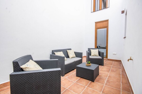 Stunning Andalusian Oasis With Terrace & Pool - Córdoba