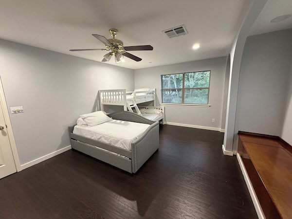 Spacious Farmhouse In Cleveland-big Family Gathering-8bedrooms, 14beds - Cleveland, TX